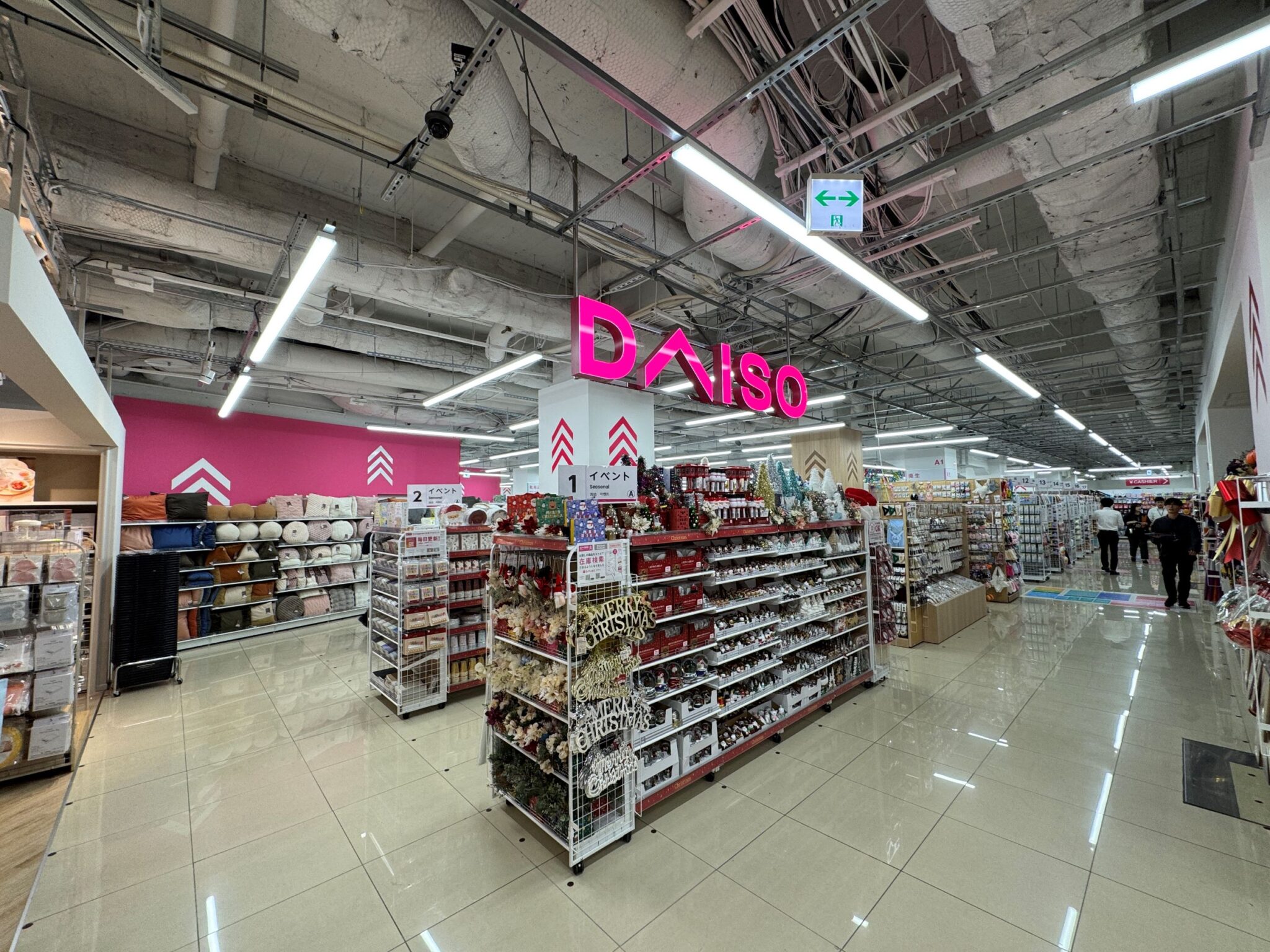 ダイソーが新宿最大の3ブランド複合店をビックカメラ新宿東口店にオープン、旗艦店として情報発信 | リテール・リーダーズ